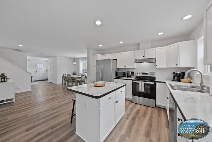 The Geneva- Modern And Cozy- 5* Location- Parking - Lake Geneva, WI