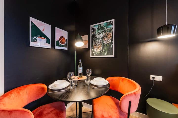 Klassen Stay -At Central Station| Balcony, Netflix - Aachen