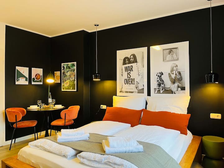 Klassen Stay -At Central Station| Balcony, Netflix - Aix-la-Chapelle