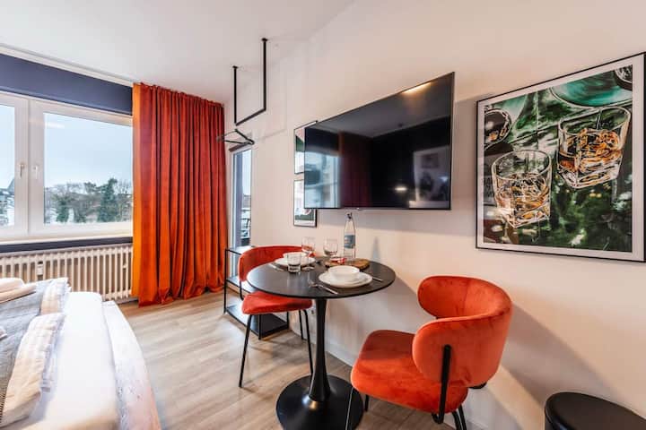 Klassen Stay -At Central Station| Balcony, Netflix - Aix-la-Chapelle