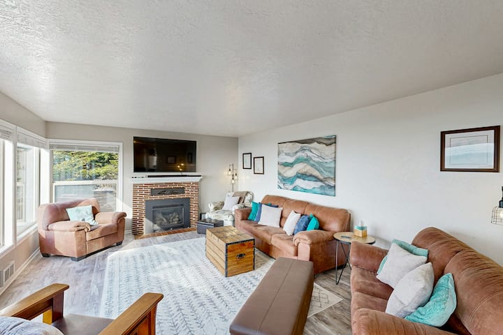 3 Br Home With Stunning Ocean Views, Hot Tub, Deck - Waldport, OR