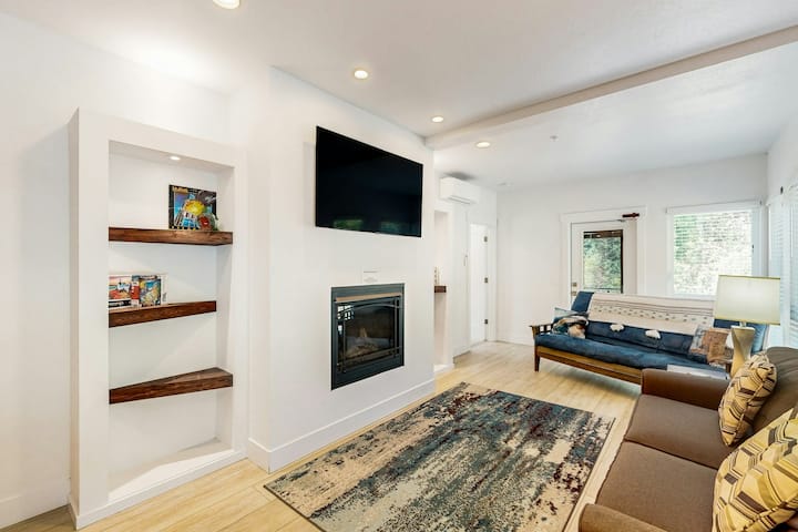 4 Br Ocean View, Two Apartments, Family Friendly - Gold Beach