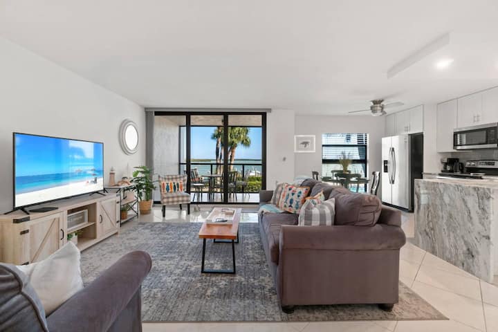 Waterfront, Walk To Hotspots W/resort Amenities - Marco Island, FL