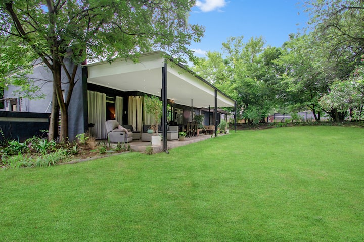 Spacious 5-bed 12-sleeper With Pool & Tennis Court - Sandton