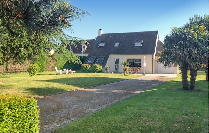 4 Bedroom Lovely Home In Quettehou - Saint-Vaast-la-Hougue
