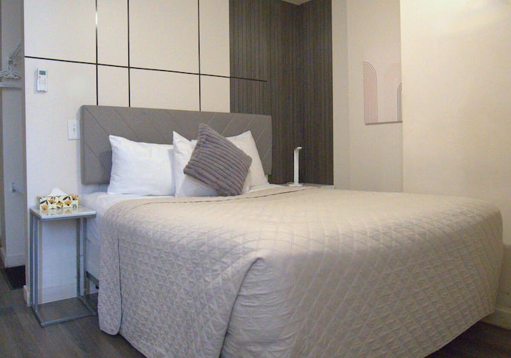 Hotel Room - Comfort 1 Queen Bed - Montreal