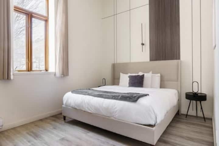 Hotel Room - Deluxe 1 King Bed - Montreal