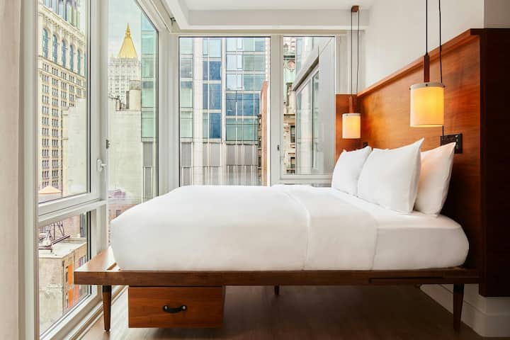 Arlo Nomad - Sweeping View From 31st-floor Rooftop - Manhattan, NY