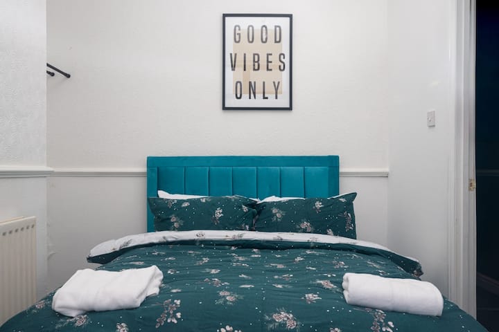 4-bed - Sleeps 8- Free Parking - Pet Friendly - Stoke-on-Trent