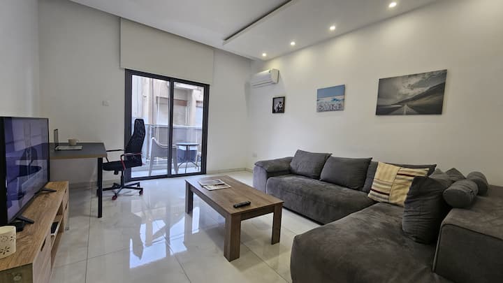 Stay: Finibreeze Apt|1br|walk To The Beach |Centre - ラルナカ