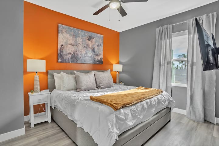 2-bedrooms-2-balconies-walk-2-everything-w/d - San Diego, CA