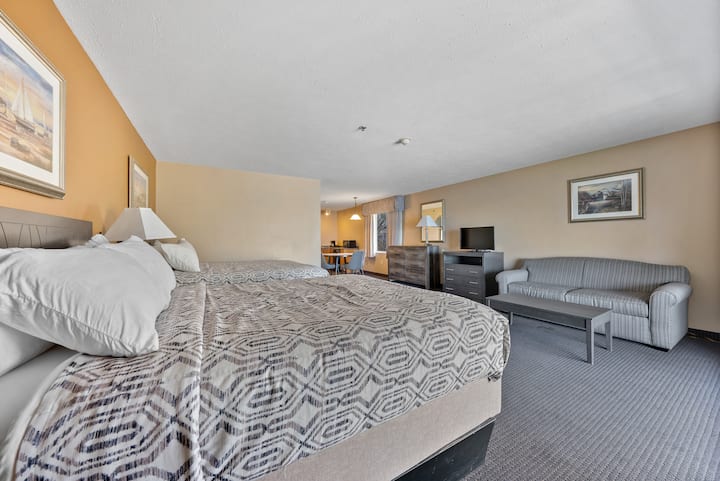 Lakeview Suite Sleeps 6 At Bayshore - Put-in-Bay, OH