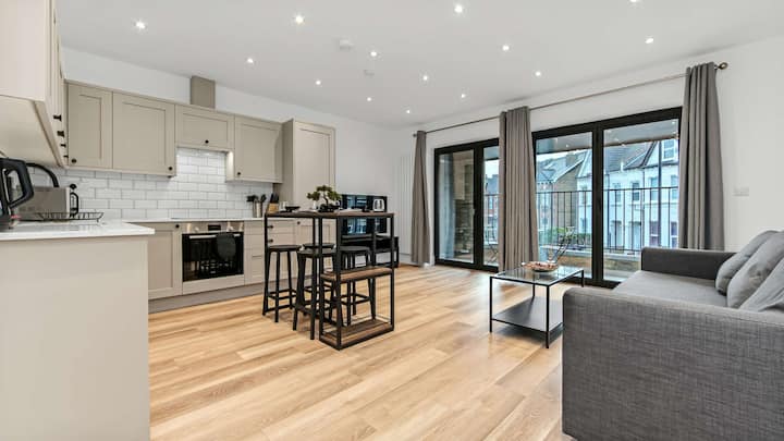 Modern 1 Bedroom Stay, Balcony, East Croydon - Croydon