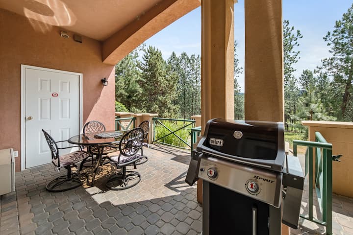 Golf Course Walk Up Studio - King Bed! 102b - Kelowna