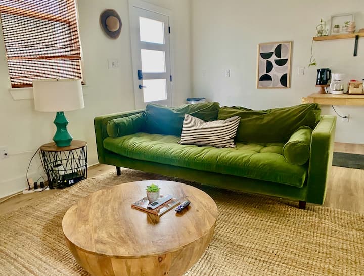 Luna House | Close To Airport | Kitchenette - Austin, TX