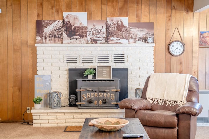 Hot Tub Retreat: 3bd Cabin Near Zion & Red Cliffs - Utah