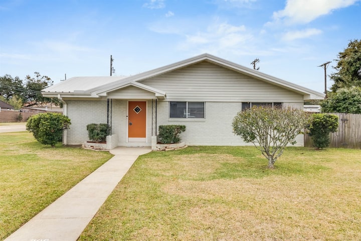 Sleeps 8 (Four Beds): Spacious Home Near Cajundome - Lafayette, LA