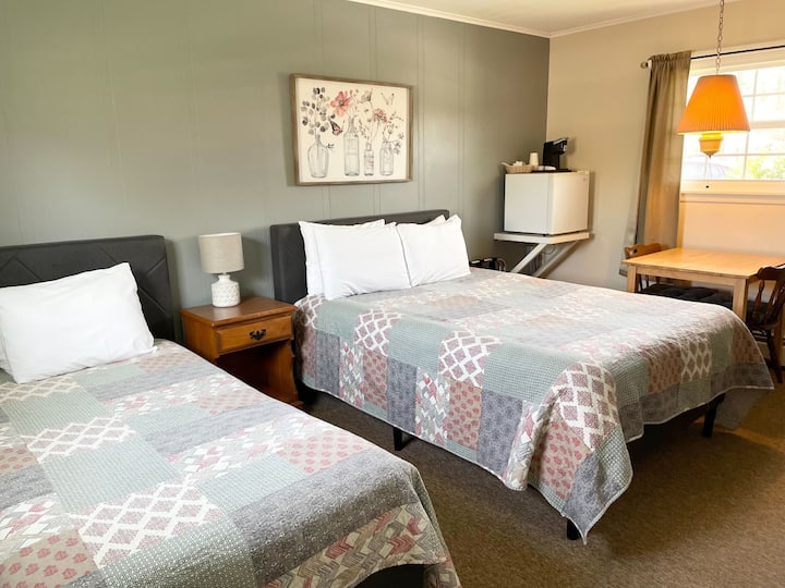 Room 2, Double Room - Manchester, VT