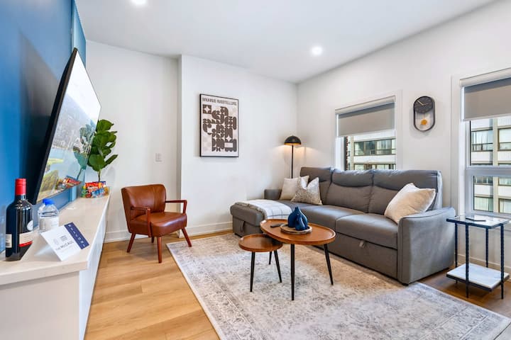 Casa Hotels Mccaul | Modern Suite In Art District - Mississauga