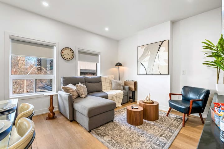 Casa Hotels Mccaul | New W/ Workspace & Kitchen - Toronto