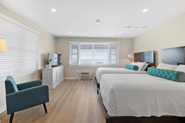 Oceanfront 2 Double Bed Room With Kitchenette - Falmouth, MA