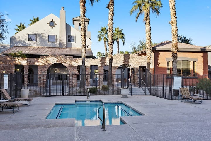 Cozysuites Chandler 2br W/ Pools & Golf Course! 01 - Chandler