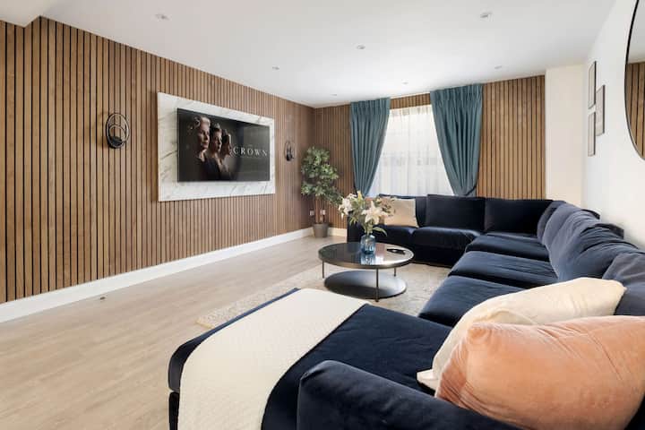 Spacious 4-bed Home | Private Garden + Air-con - London