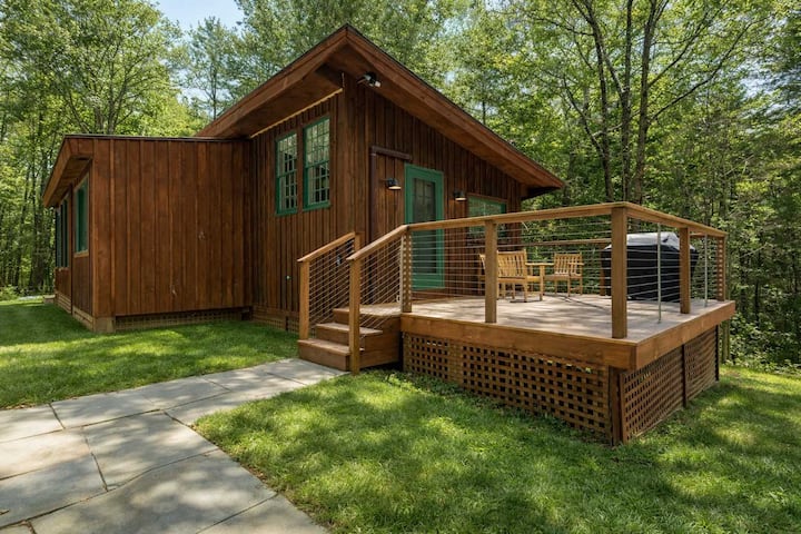 Cosmo Cabin: Your Cozy Escape - New Marlborough, MA