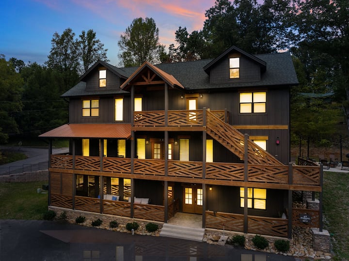 Bearfoot Lodge - 8 Bedrooms And A Pool! - Gatlinburg, TN