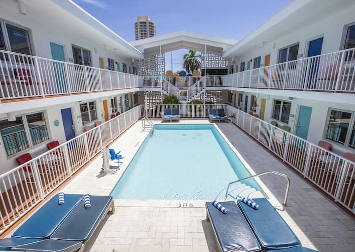Simple Beachfront Stay With Pool, Near Art Deco. - Miami Beach, FL