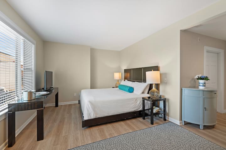 Accessible King Suite - Comfort & Convenience - Falmouth, MA