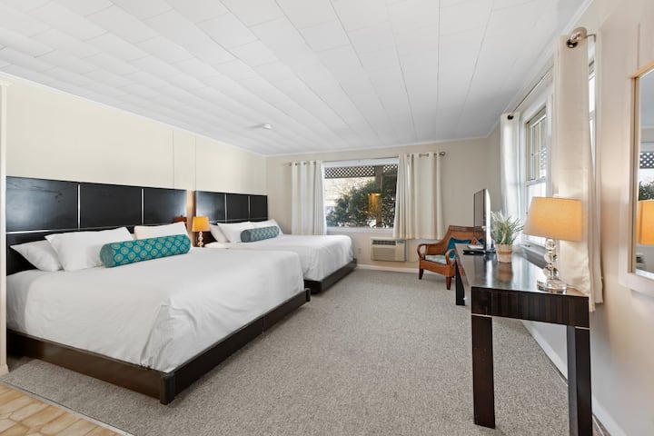 Spacious Two Queen Suite, First Floor Comfort - Woods Hole, MA