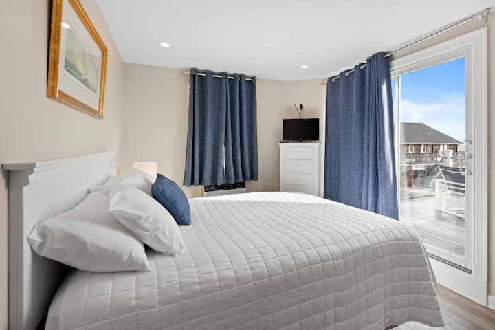 Renovated Queen Suite With Private Deck & Views - Woods Hole, MA