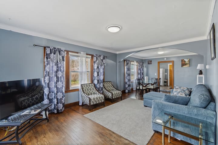 Large Family Home W/ 4 Beds Near Downtown Gr - Grand Rapids, MI