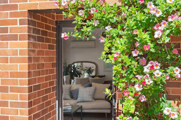Reed Cottage - Large 1 Br Garden Private Cottage - North Sydney