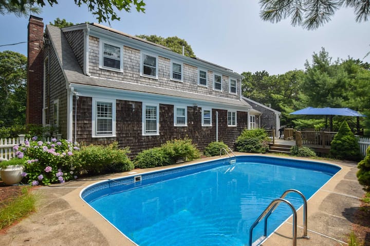 Pool, Half Mile To Beach! - Orleans, MA