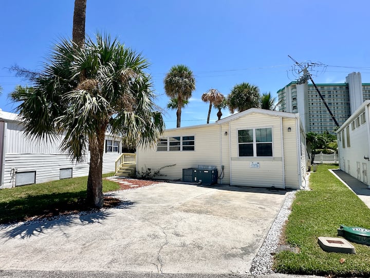 2 Bedroom 1 1/2 Bath Beach Bungalow - Jensen Beach, FL