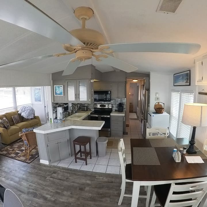 Island Lifestyle In This Awesome 2/1 Beach House! - Jensen Beach, FL