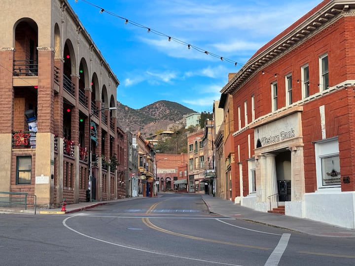The Signature Room With 2 King Beds - Bisbee, AZ