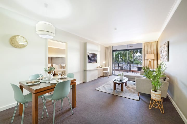 Resort Escape: King Bed, Pool & Balcony - Darwin