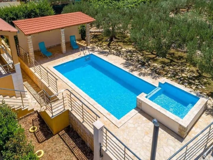 Sunny Holiday Home With Pool - Sutivan