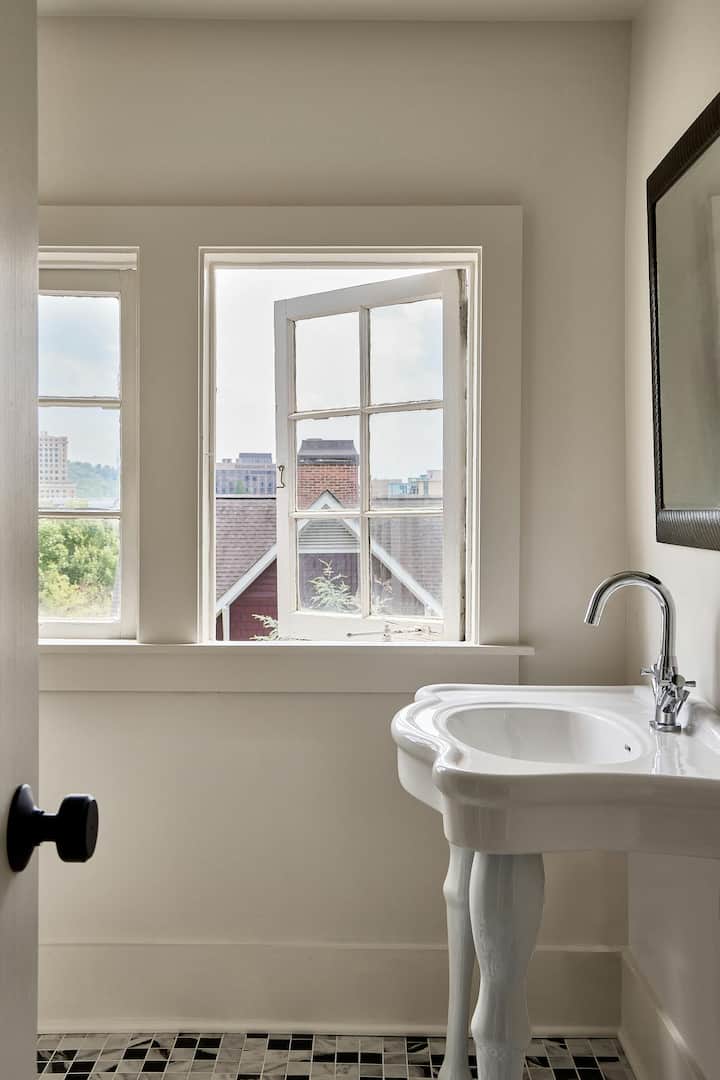 Ada Room With Private Entrance, Fireplace & Patio - Asheville, NC