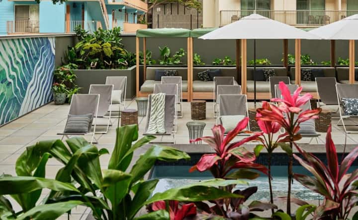 Adults-only | Heated Pool. Pet-friendly & Pool Bar - Honolulu, HI