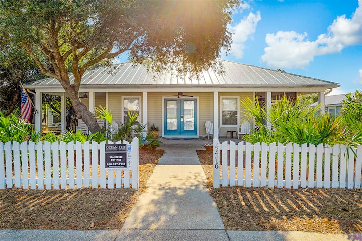 Sea Breeze Cottage: Cozy Coastal Stay - Destin, FL
