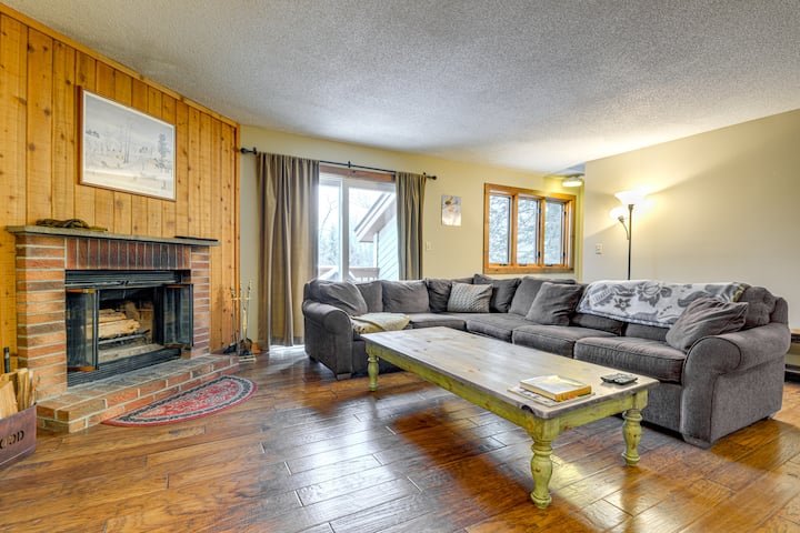 < 1 Mi To Mt Snow: Charming Condo W/ Fireplace - Mount Snow, VT