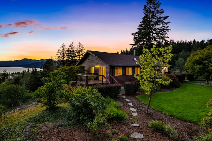 Luxurious Home With Breathtaking Views Of The Colu - Carson, WA