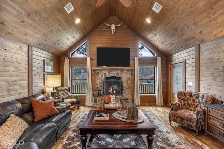 Hot Tub, Emerald Isle Log Cabin, Lake Front - Shreveport, LA