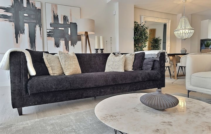 Luxury Living In This 3-bedroom Townhouse - Los Barrios
