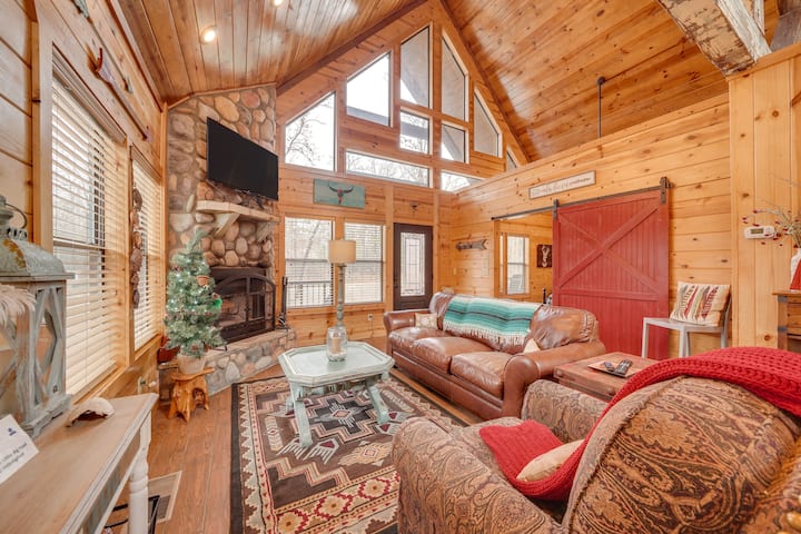 Hot Tub + Fire Pit: Broken Bow 'Honeymoon Cabin' - Broken Bow, OK