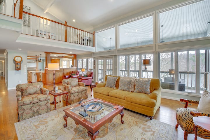 Screened-in Porch W/ Views: Hot Springs Getaway! - Malvern